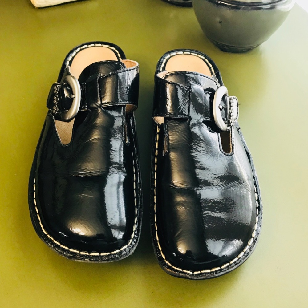 White Mountain- Black Patent Leather Clogs- Size 8 - Gem